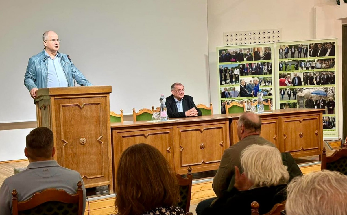 Polgármester- és képviselőjelölteknek tartott fejtágítást Kósa Lajos